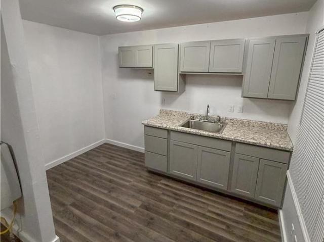 403 N Broadway Square