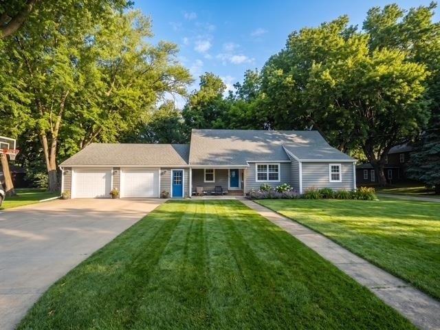 403 S Cedar Ave, Graettinger, IA 51342