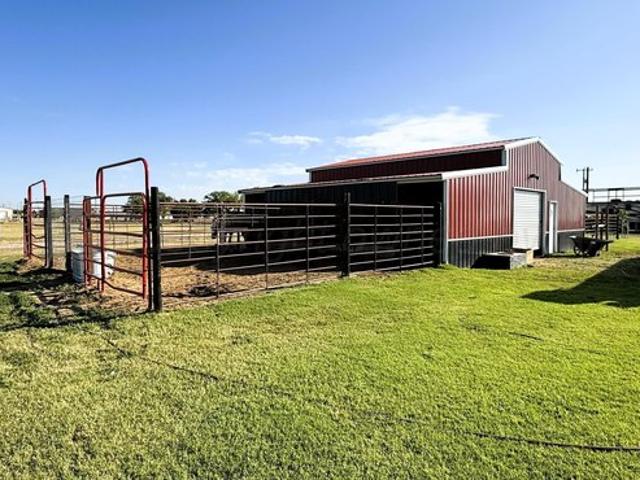 403 S Grace St, Stratford, TX 79084