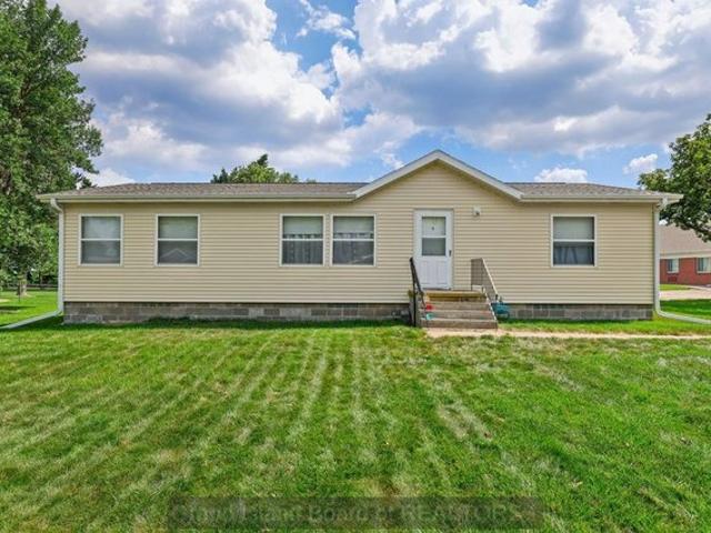 403 W Pine St, Doniphan, NE 68832