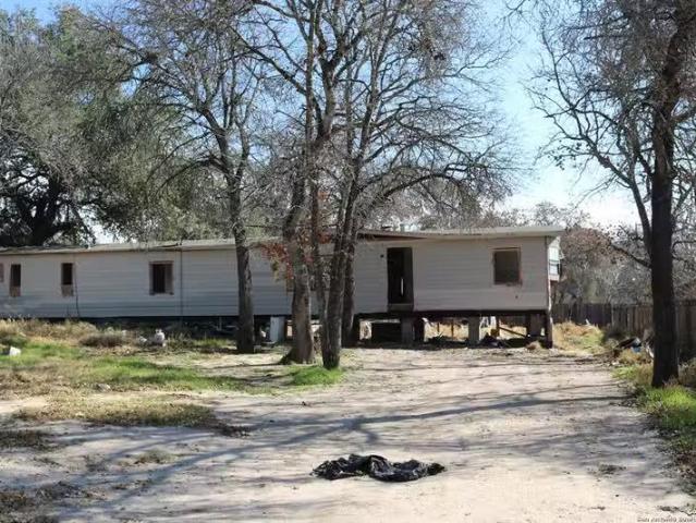 4042 WATERWOOD PASS DR, Elmendorf, TX 78112