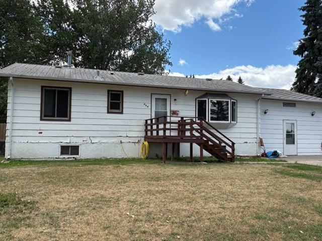 404 14th St NW, Devils Lake, ND 58301