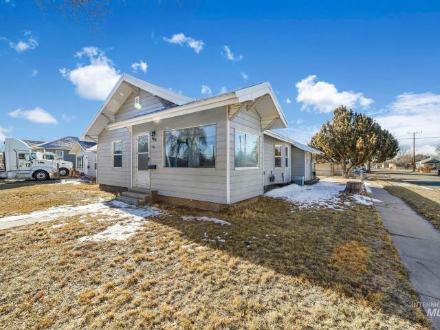 404 7th Ave E