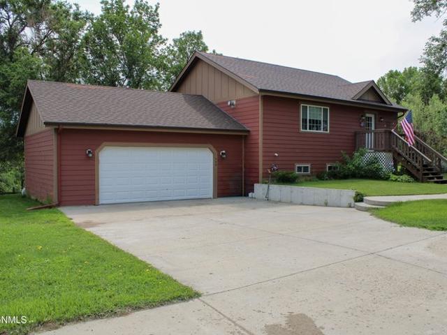 404 4th St NW, Watford City, ND 58854