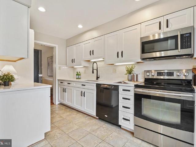 404 Glebe Road W