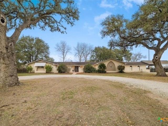 404 Glen Oaks Ln, Cuero, TX 77954
