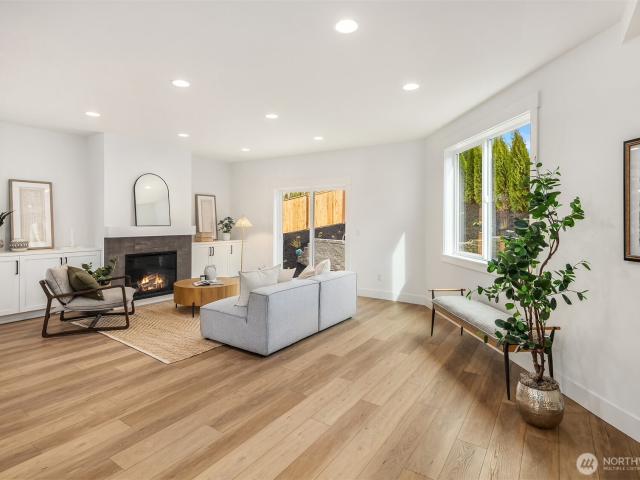 404 Edmonds Ave NE