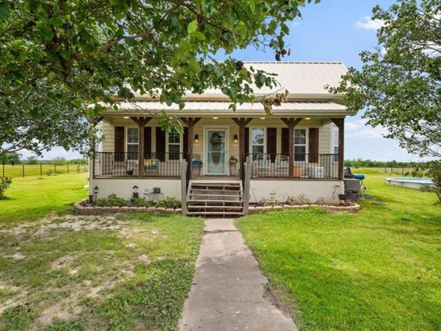 404 FM 1566 W, Wolfe City, TX 75496