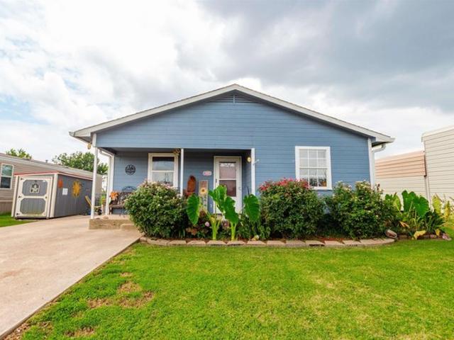 404 Holiday Village Dr, Quitman, TX 75783