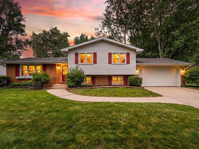 404 Hemlock Ln, Crown Point, IN 46307
