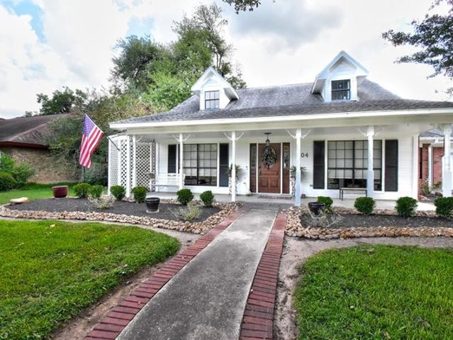404 Huckleberry Dr, Lake Jackson, TX 77566