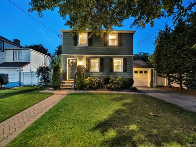 404 Little Whaleneck Rd, Merrick, NY 11566