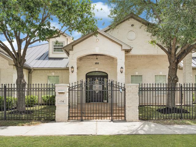 404 Moss Street