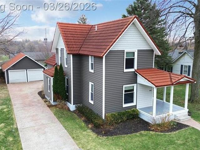 404 N Adelaide St, Fenton, MI 48430