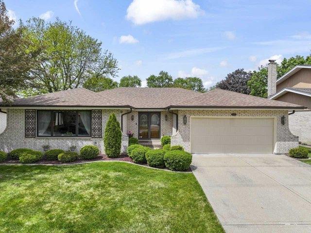 404 S Helena Ave, Mount Prospect, IL 60056