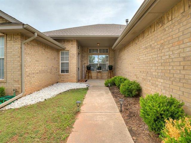 404 S Pointe Ln, Mustang, OK 73064