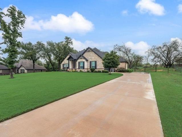 404 Scenic Wood Dr, Reno, TX 76020