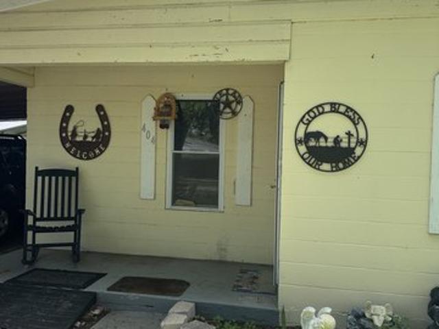404 W Polk St, Sabinal, TX 78801
