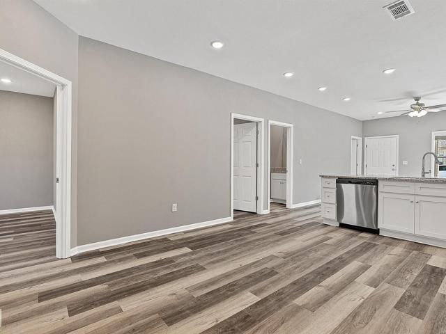 404 W Matthews