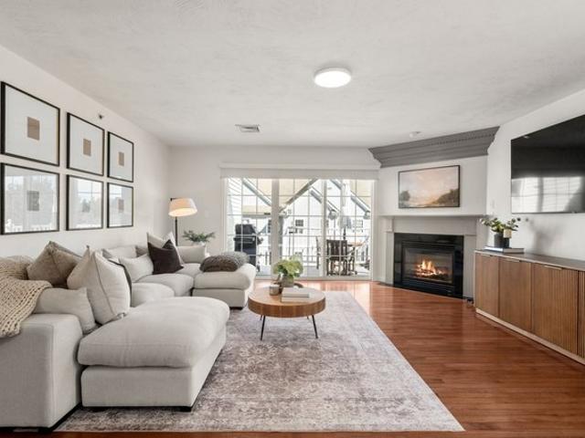 404 Tamarack Ln Unit 404, Abington, MA 02351