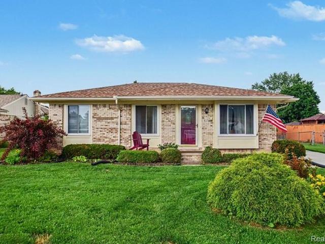 40518 William Dr, Clinton Township, MI 48038