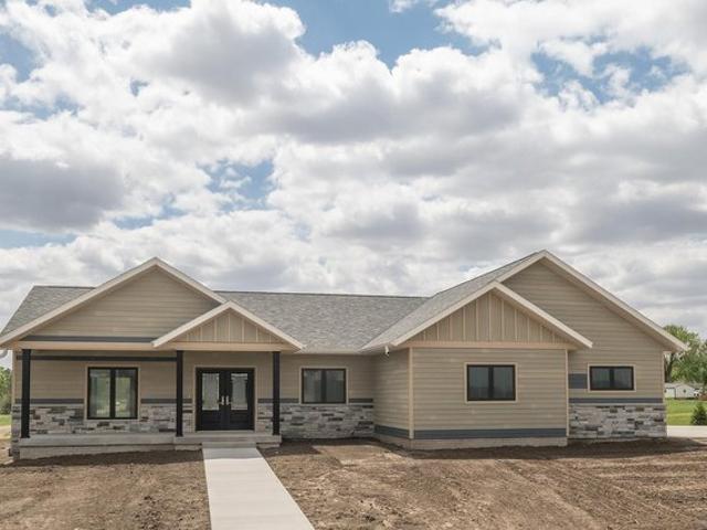405 9th St NE, Orange City, IA 51041