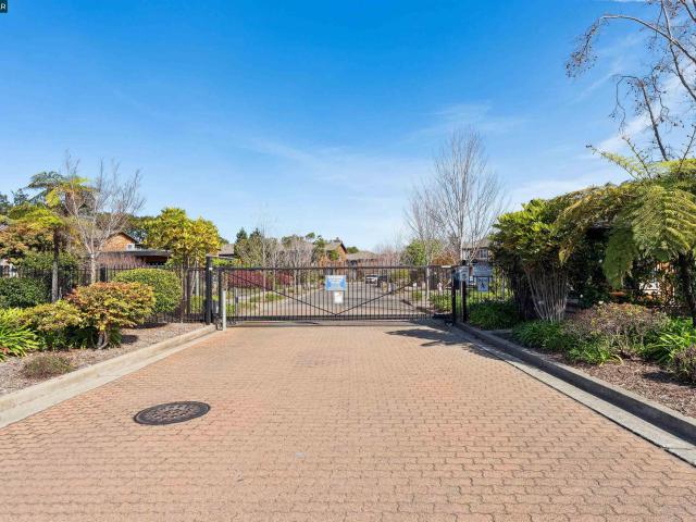 405 Centre Ct, Alameda, CA 94502 | MLS #41125 | Compass