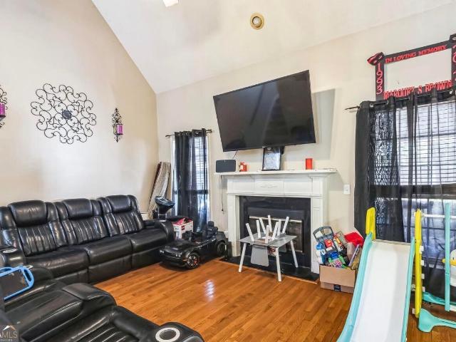 405 Amberly Court