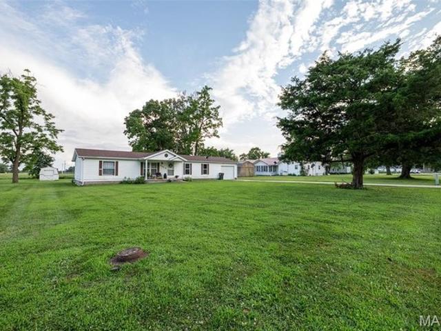 405 E Fayette Ave, Patoka, IL 62875