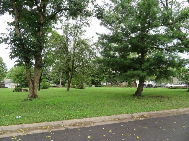 405 E Ottawa St, Paola, KS 66071