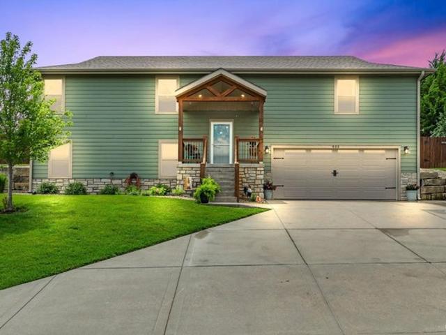 405 Highland Pointe Dr, Manhattan, KS 66503