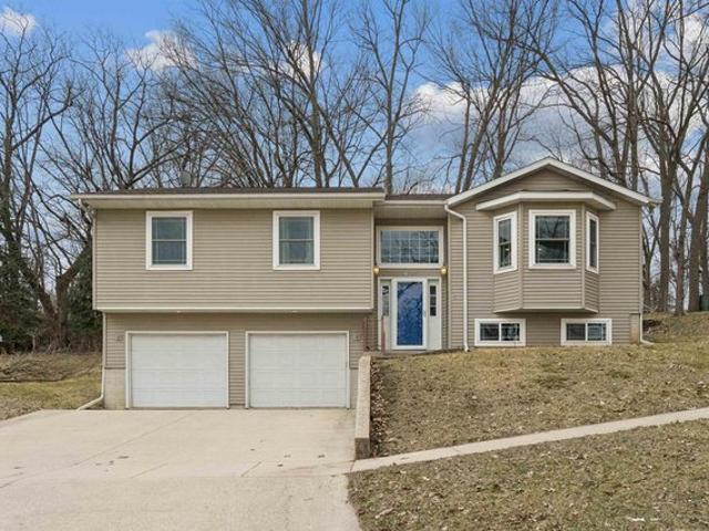 405 Oak St, Decorah, IA 52101
