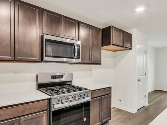 405 Lakeshore Ct, Saint Charles, IL 60174