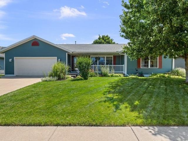 405 Michelle Ln, Walcott, IA 52773