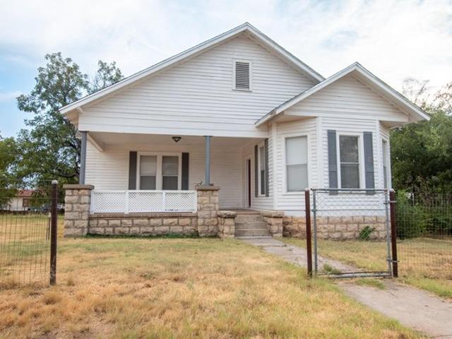 405 N Broadway St, Ballinger, TX 76821