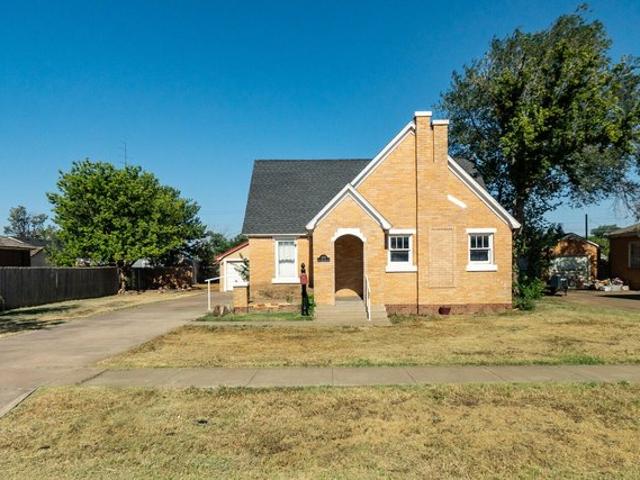 405 N Maxwell Ave, Tulia, TX 79088