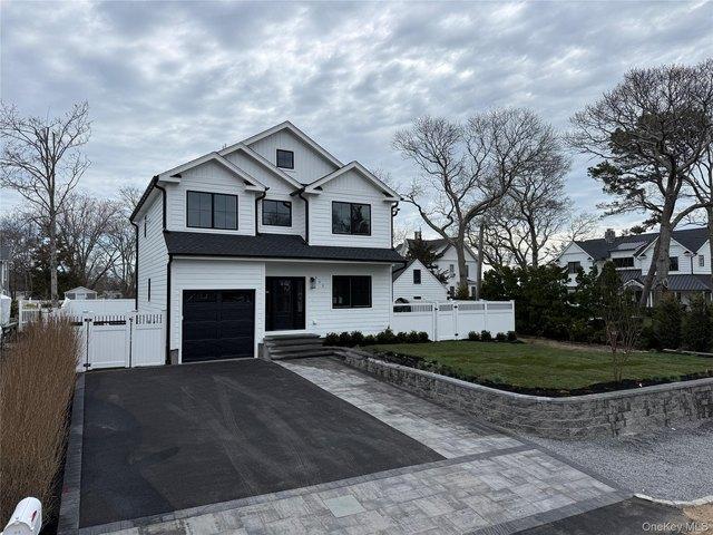 405 S Oakwood Dr, Laurel, NY 11948