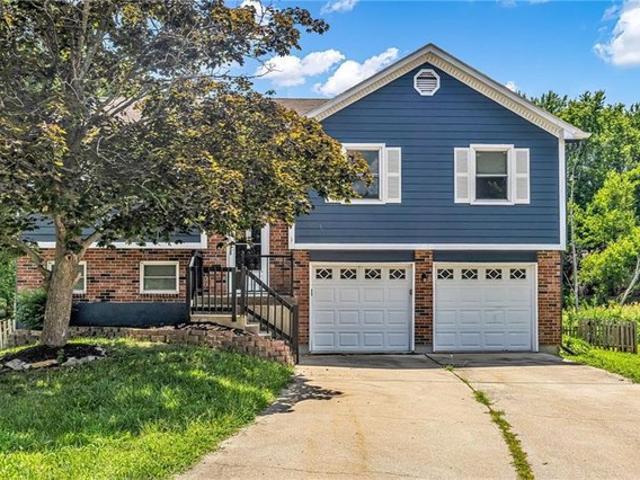 405 SE Onyx Cir, Lee's Summit, MO 64063