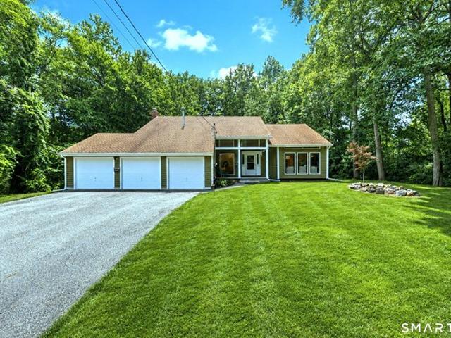 405 Shelton Rd, Trumbull, CT 06611