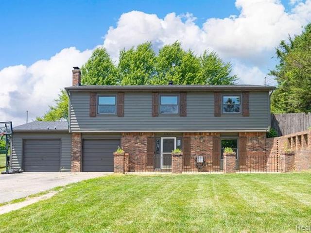 4069 Loch Dr, Highland, MI 48357