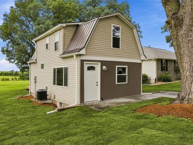406 2nd St S, Coggon, IA 52218