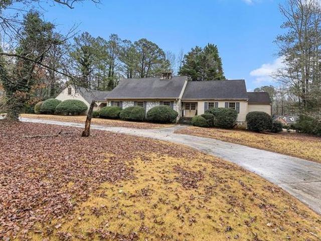 406 Country Club Dr, Griffin, GA 30223