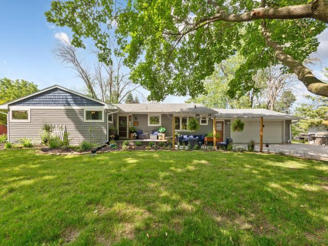 406 Ivanhoe Avenue W