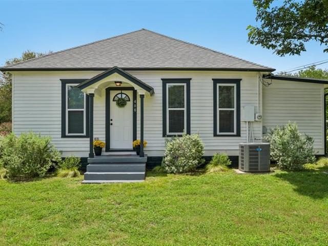 406 Live Oak St, Smithville, TX 78957