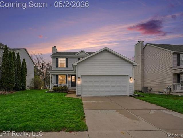 406 Mill Pond Dr, Fenton, MI 48430