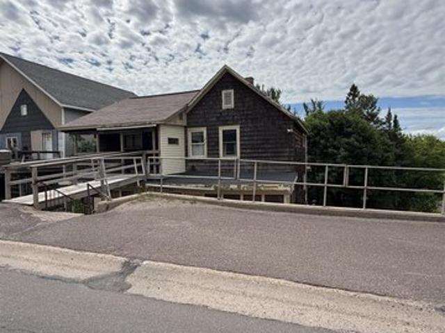 406 N Lincoln Dr, Hancock, MI 49930