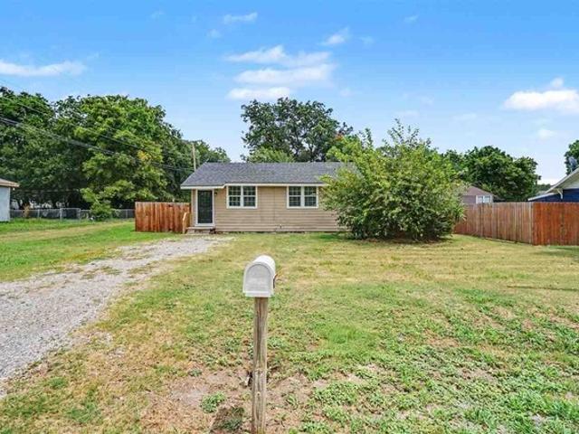 406 S 6th St, Cache, OK 73527