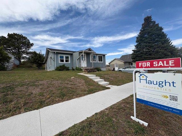 406 S Maple St, Lusk, WY 82225