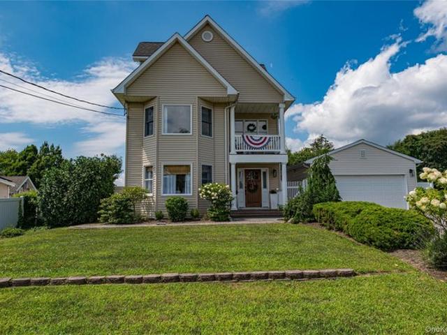 406 Vanderbilt Blvd, Oakdale, NY 11769