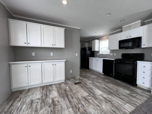 40706 Gasglow Dr, Sterling Heights, MI 48310